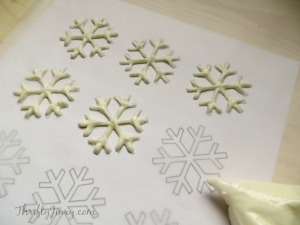 Snowflake Cupcakes Recipe with Printable Snowflake Template - Thrifty Jinxy