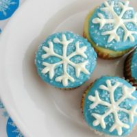 Snowflake Cupcakes Recipe with Printable Snowflake Template - Thrifty Jinxy