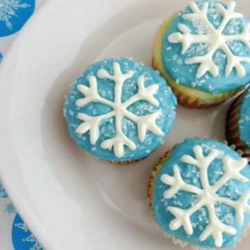 Snowflake Cupcakes Recipe with Printable Snowflake Template - Thrifty Jinxy