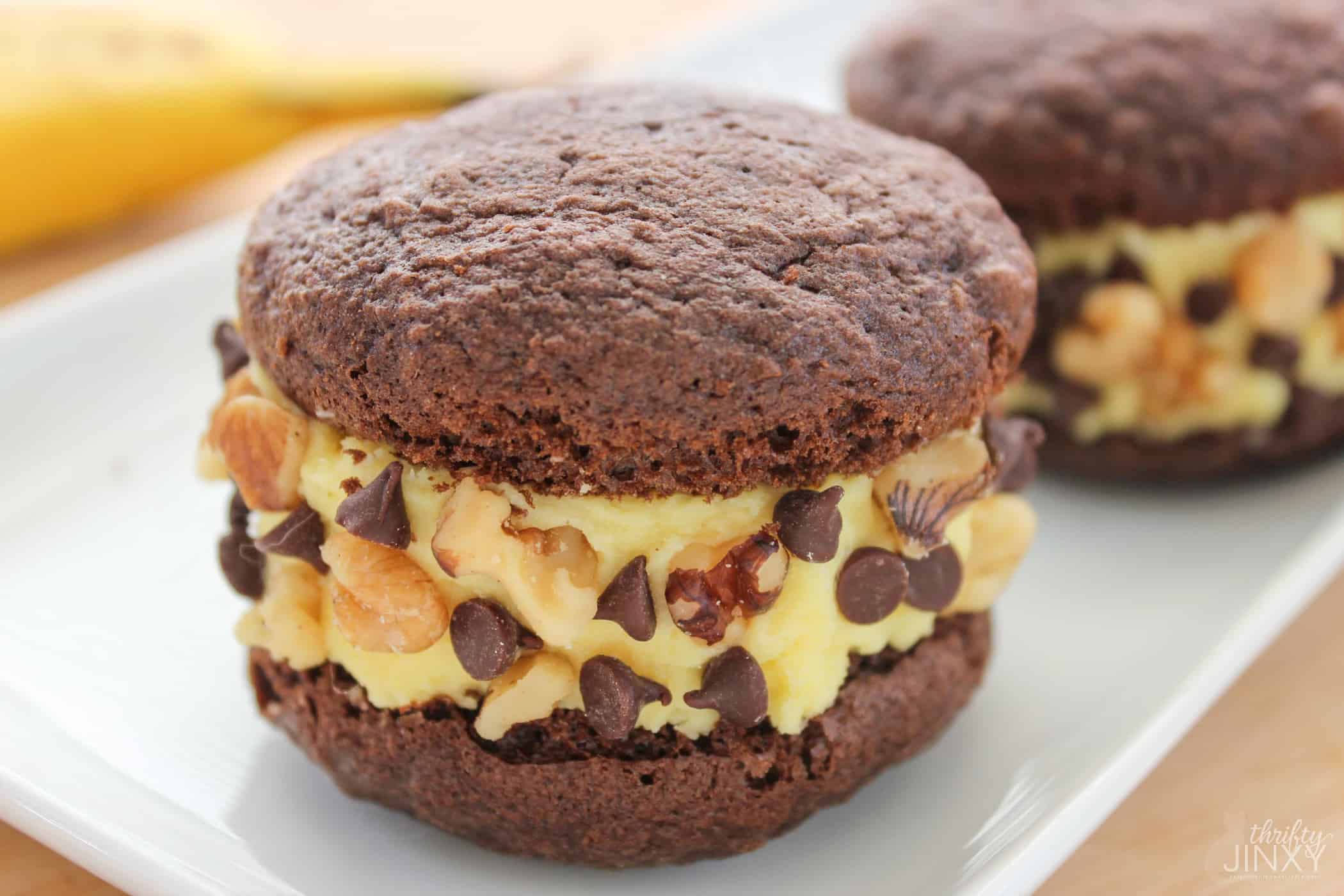 Chunky Monkey Whoopie Pies Recipe - Yummy Chocolate Banana Treat ...