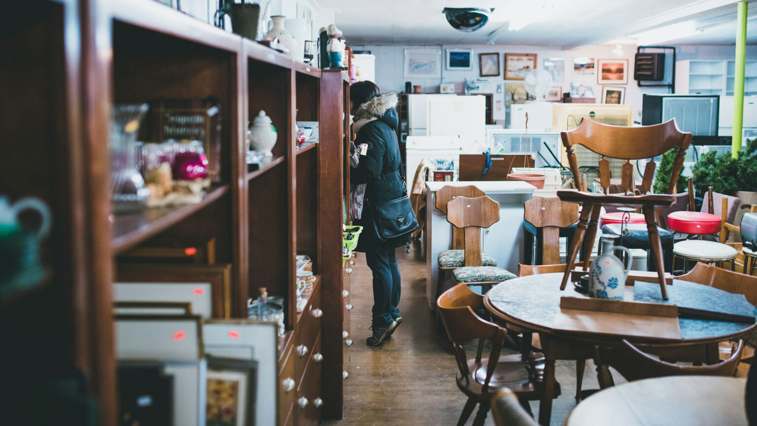 Top Thrift Store Tricks that Help Me Find the Good Stuff - Thrifty Jinxy