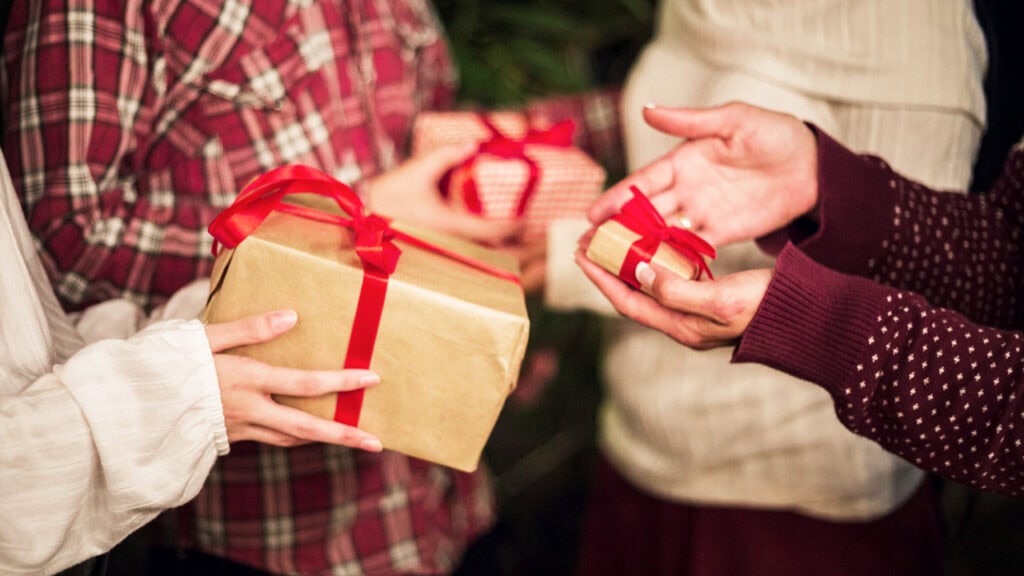 10 gift-swap ideas for big families that save time and money - Thrifty ...
